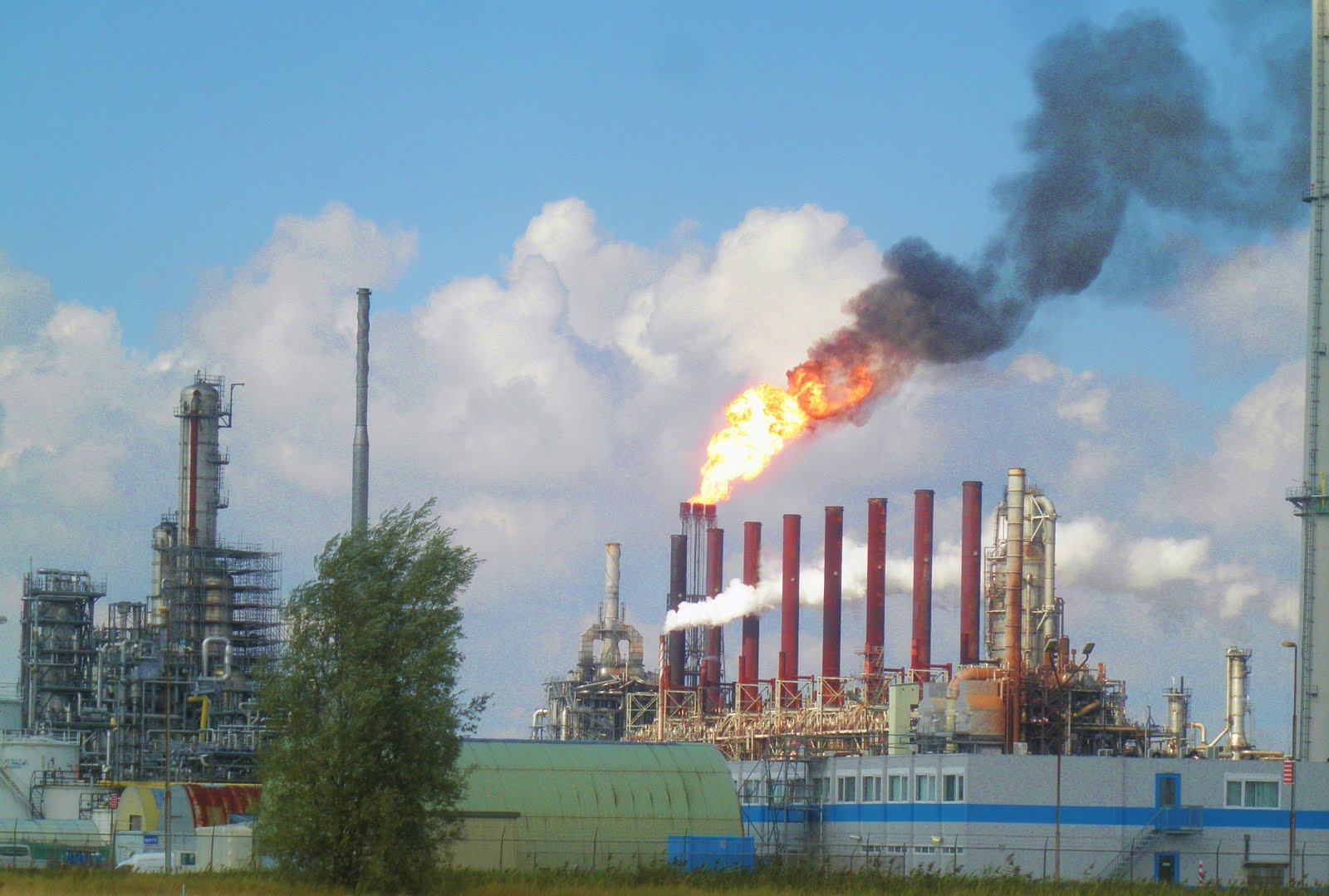 Prachtig deze mooie fakkel op Shell Moerdijk.