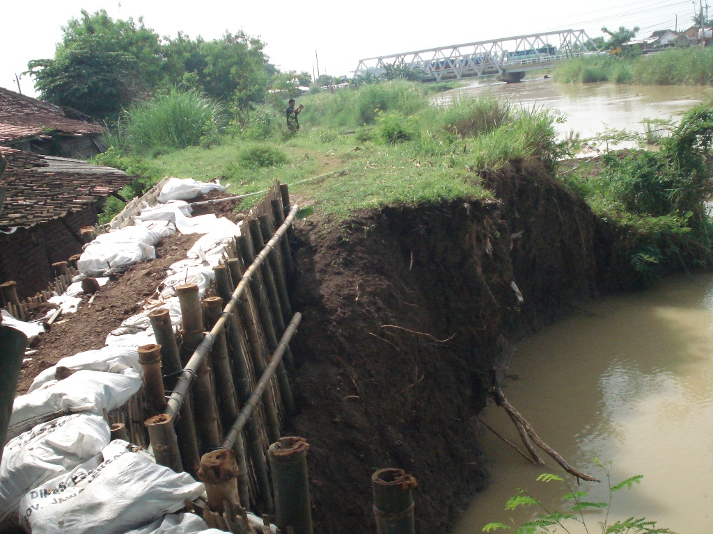 Tanggul Sungai Wonokerto Jebol Tanggul Sisi Timur Juga Kritis - HARIAN ...
