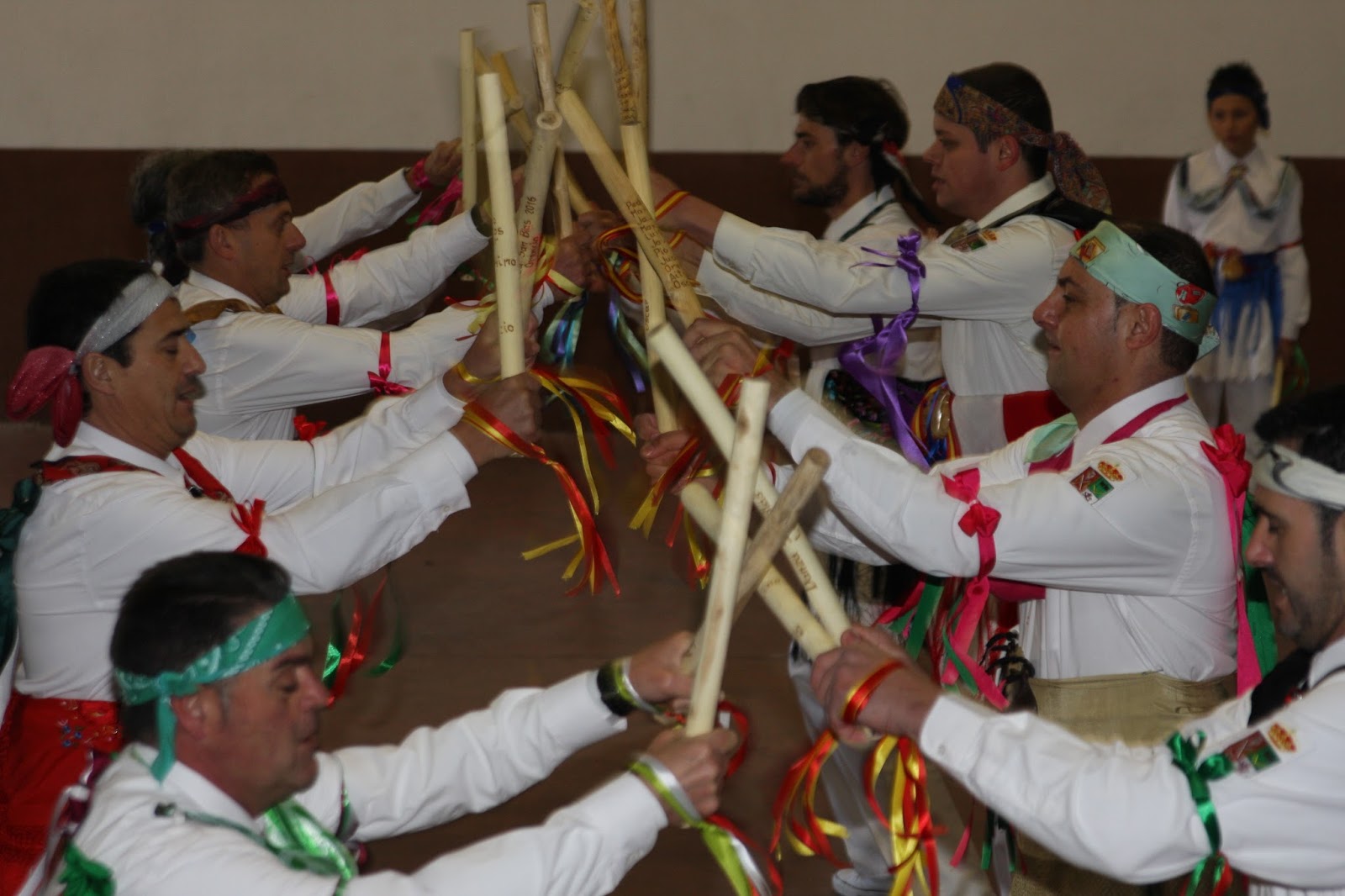 ETNOLEON: Etnografía León: EDITORIAL: LA DANZA DEL PALOTEO DE VILLAMANDOS