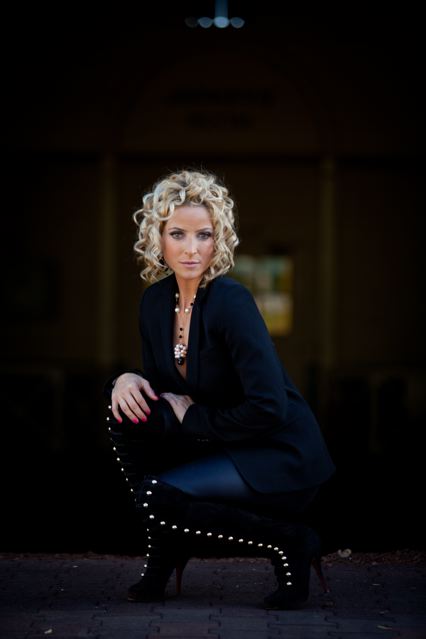 Mariah Nicole - Mariah blogs about everything hair and makeup.