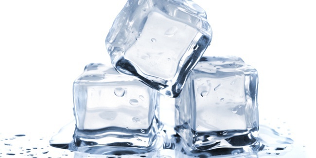Selain Untuk Menyegarkan Tenggorokkan, Ternyata Es Batu Punya Manfaat ...