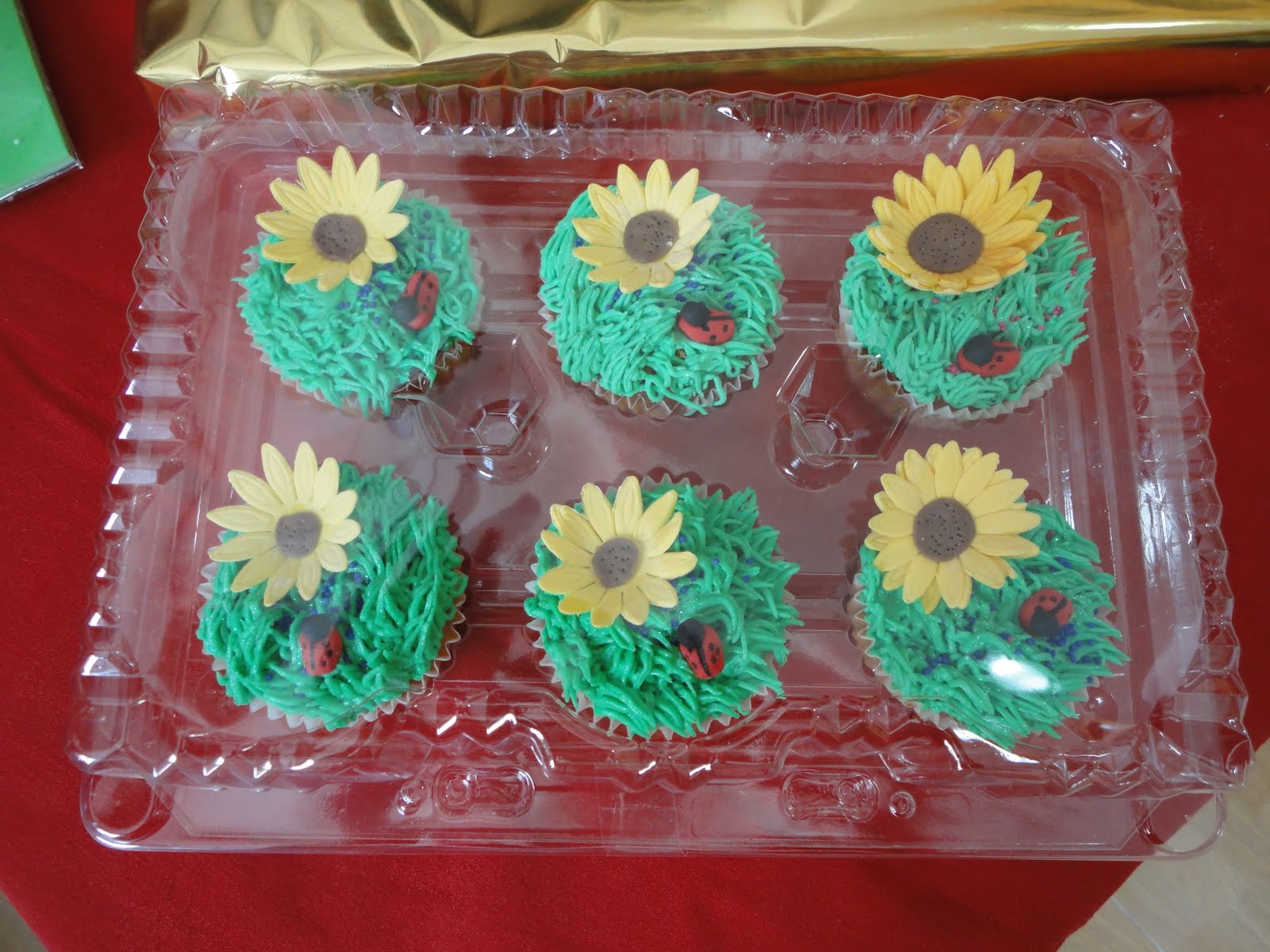 The Queen Of Tarts: Tarta Patito Feo, con Galletas y Cupcakes