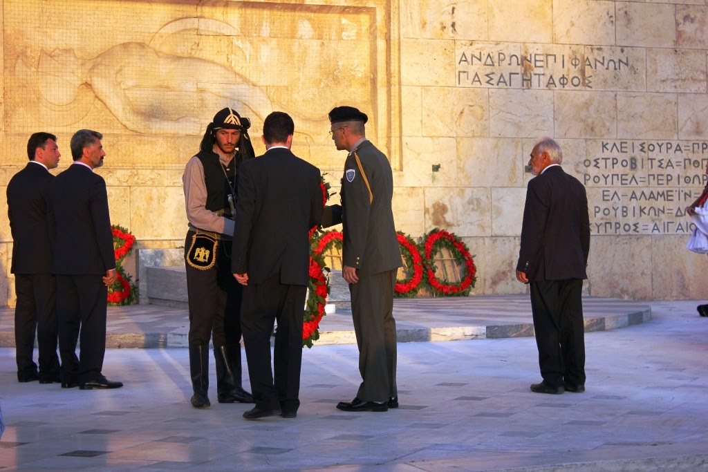Δέος και συγκίνηση στην αλλαγή με τους Πόντιους Εύζωνες στο Σύνταγμα ...