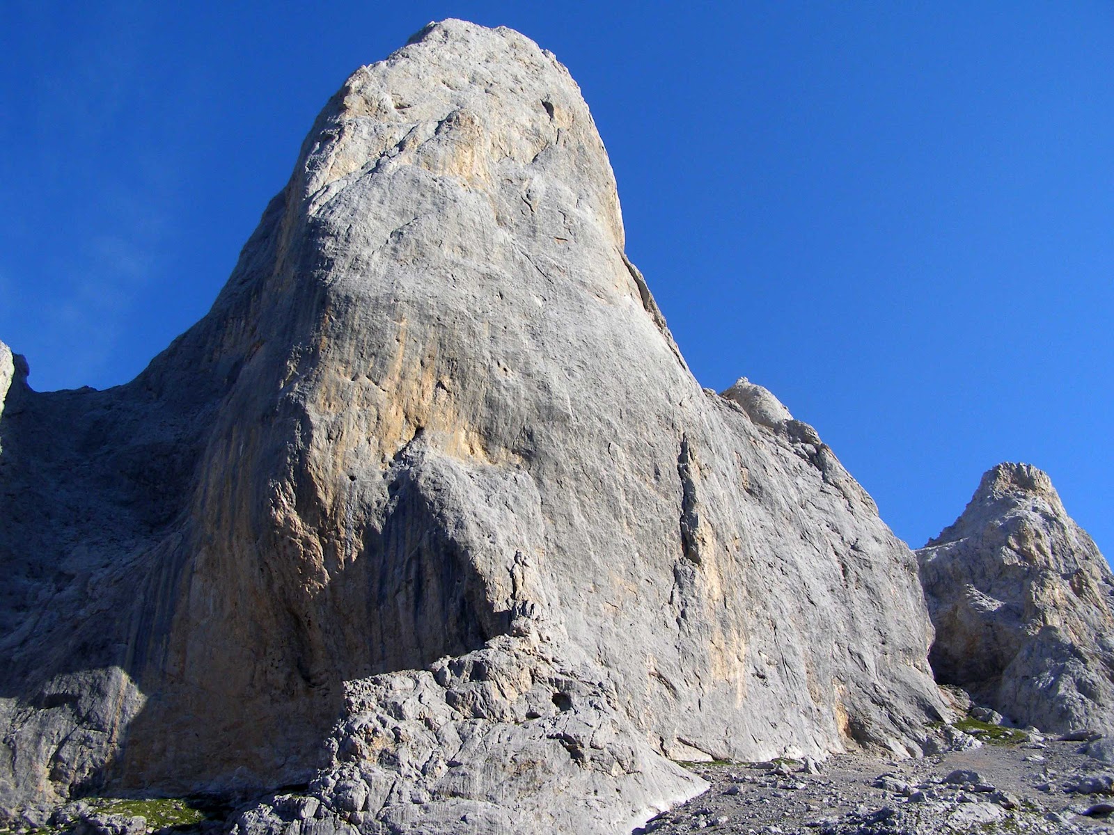 MUNDO VERTICAL: NARANJO DE BULNES: Las 4 caras en el día…. 1600m en 10h.