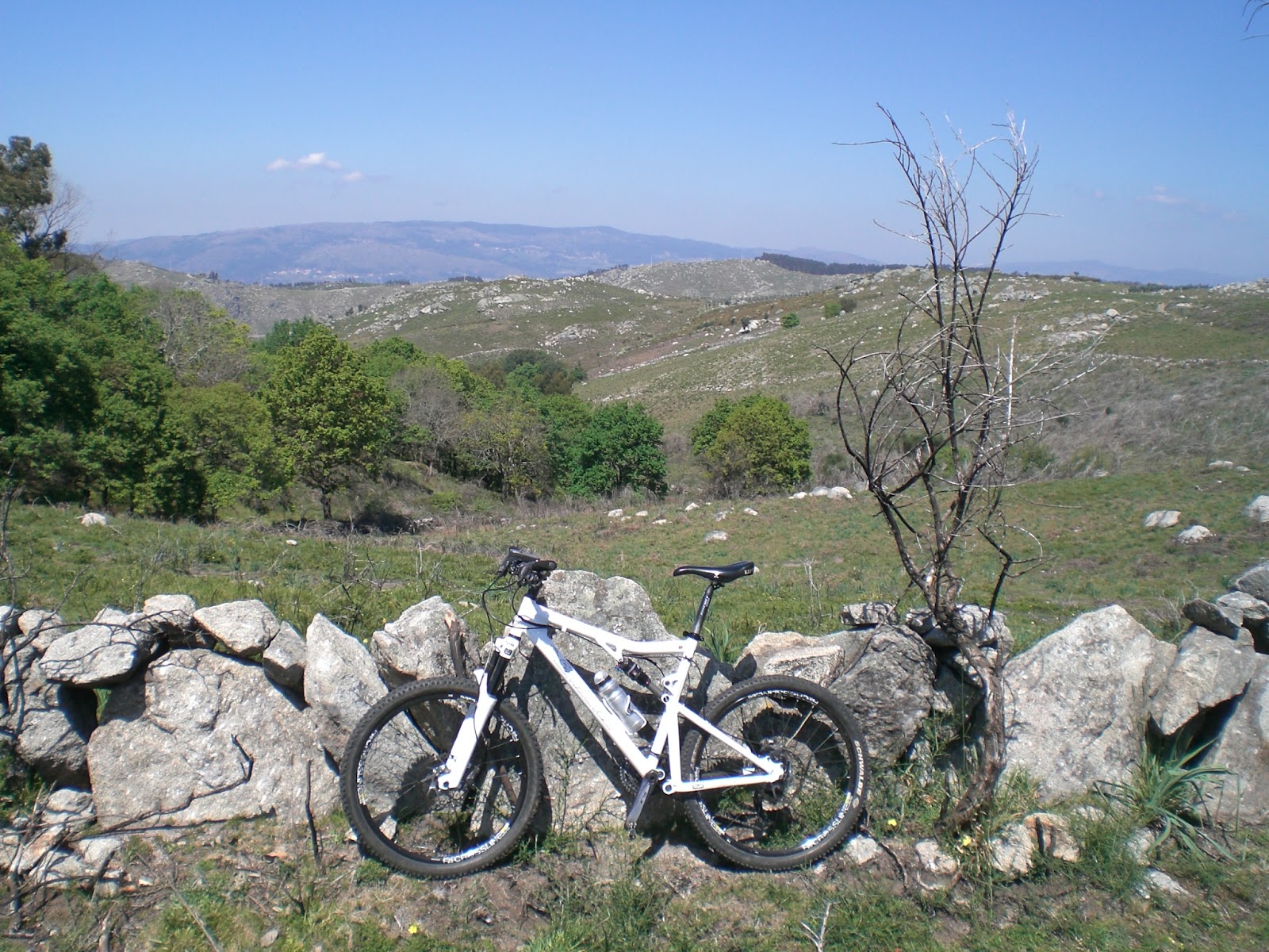Btt - Lage: À Nascente do Rio Neiva e Outros Lugares do Alto...