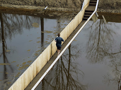 Kuweight 64: AMAZING PEDESTRIAN BRIDGE INSIDE WATER
