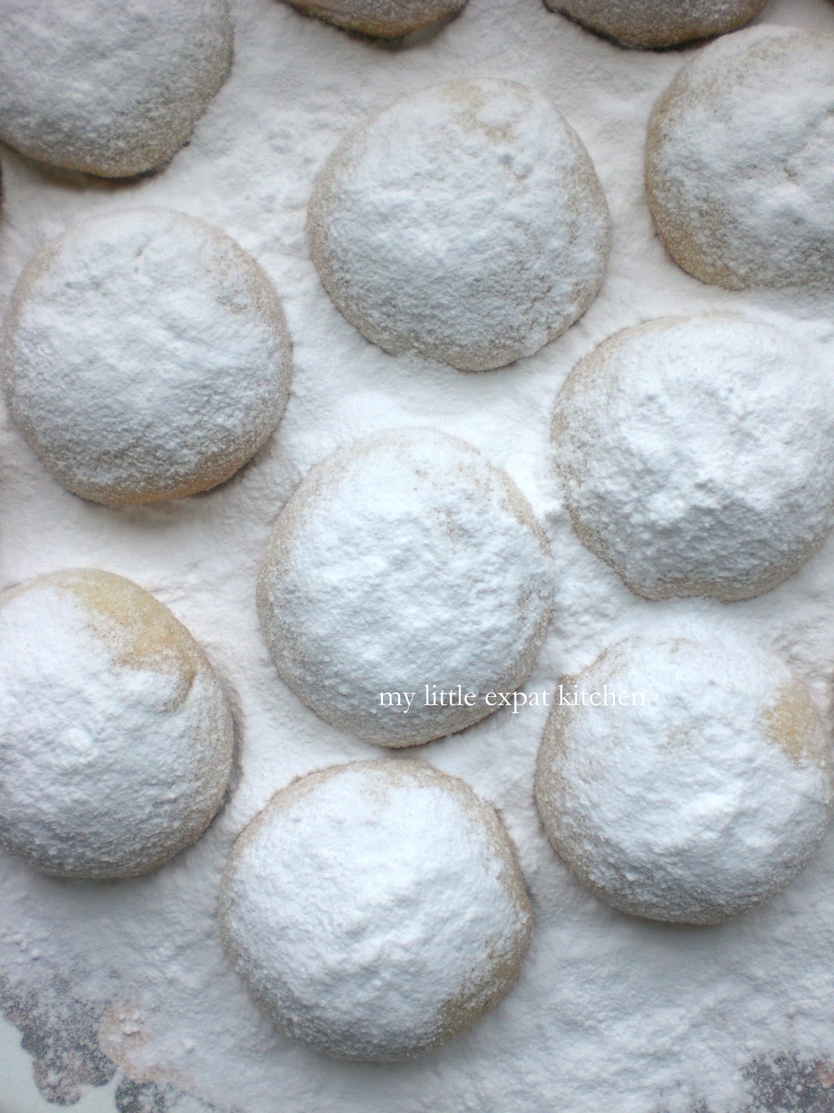 My Little Expat Kitchen: The Kourabiedes