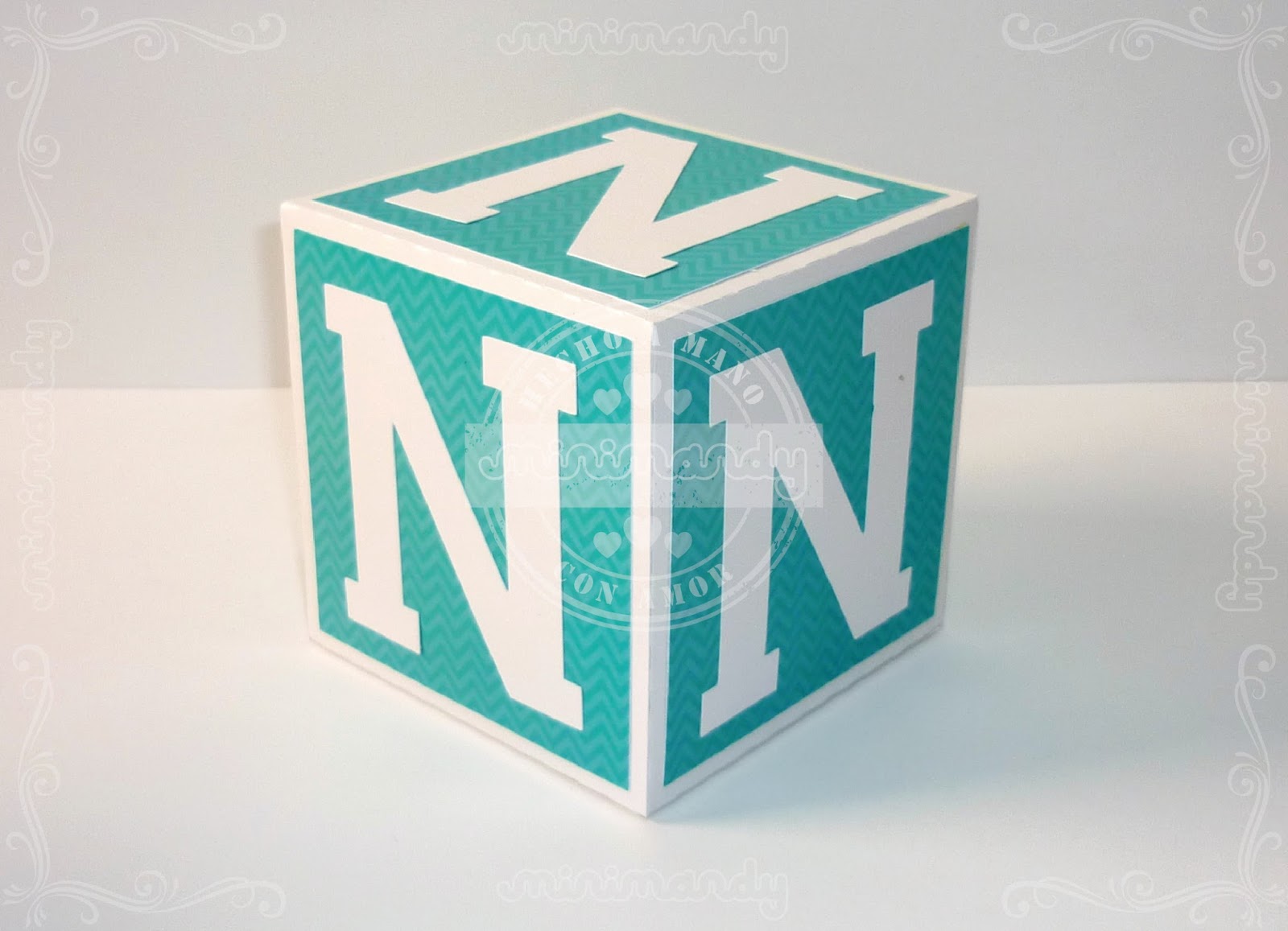 MinimandySign: Cubos de papel con letras.