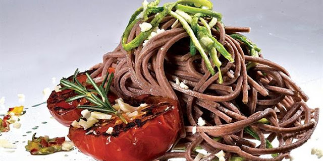 Pasta integral de remolacha con tomates asados - Topisimas