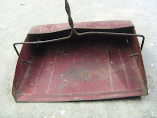 Suzy Homefaker: VINTAGE METAL DUST PAN