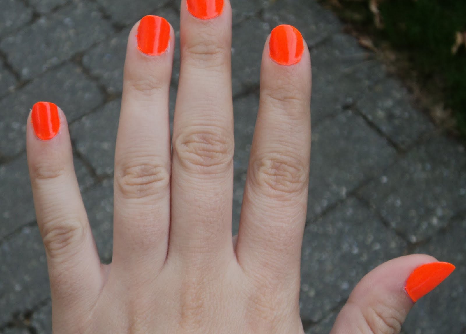Painting my nails: NEON! NOTD: Models Own - Fluro' Orange