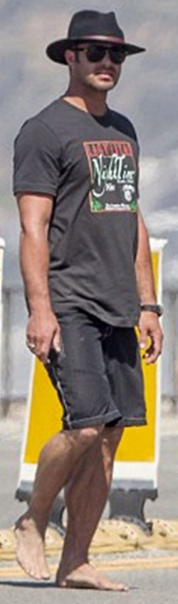 Straight Jock Feet: Taylor Kinney Please contact me...I Love You :)