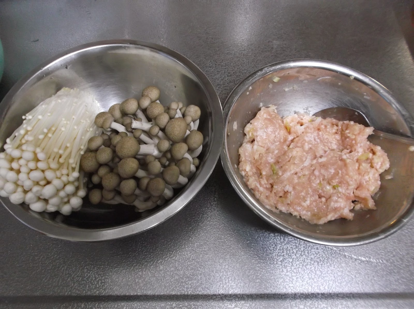 Hiroyuki's Blog on Japanese Cooking: Our First Mushroom Nabe in This ...