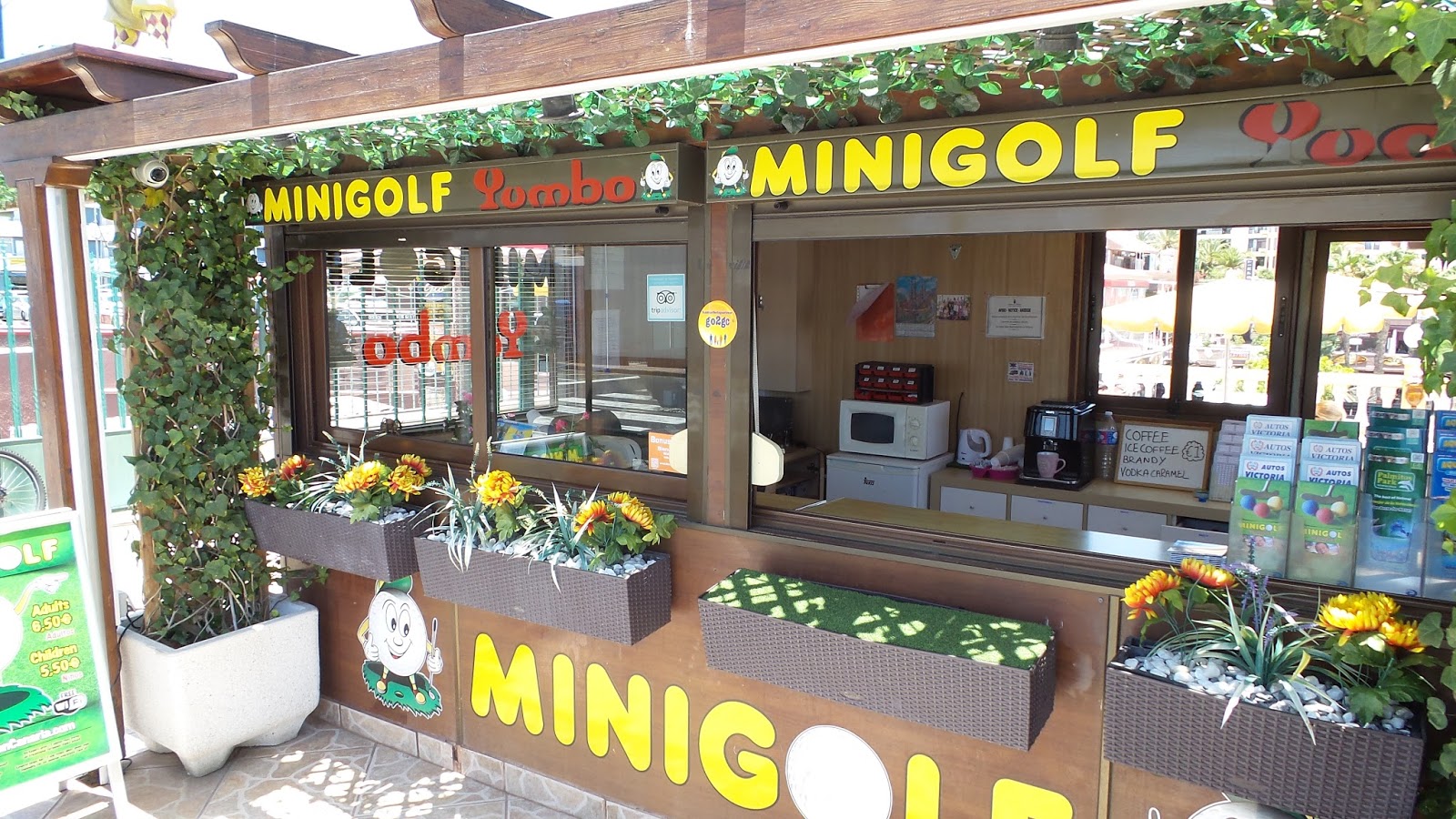 Das Shoppingcenter hat eine große Auswahl an Freizeitaktivitäten für ...