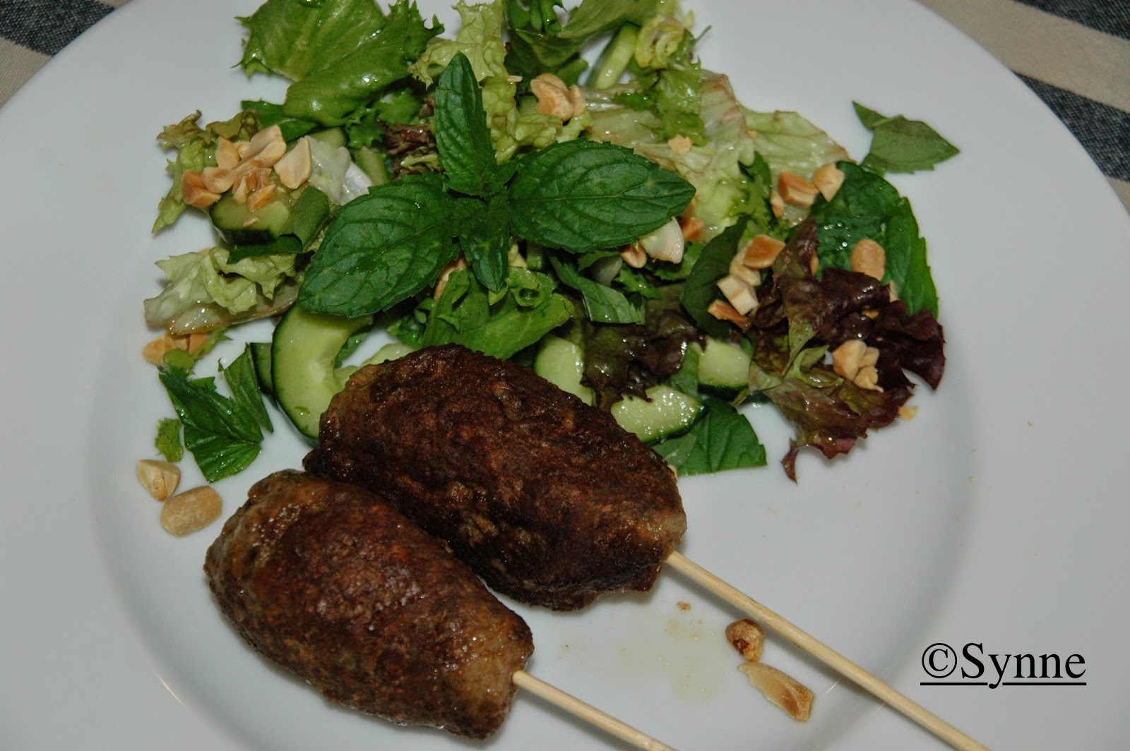ganske enkelt: Kjøttboller (kebab) på spyd med asiatiskinspirert salat