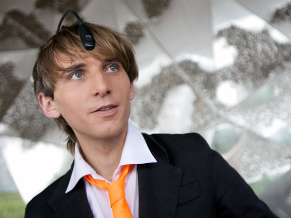 Recreadultos: Neil Harbisson: el primer humano cyborg oficial