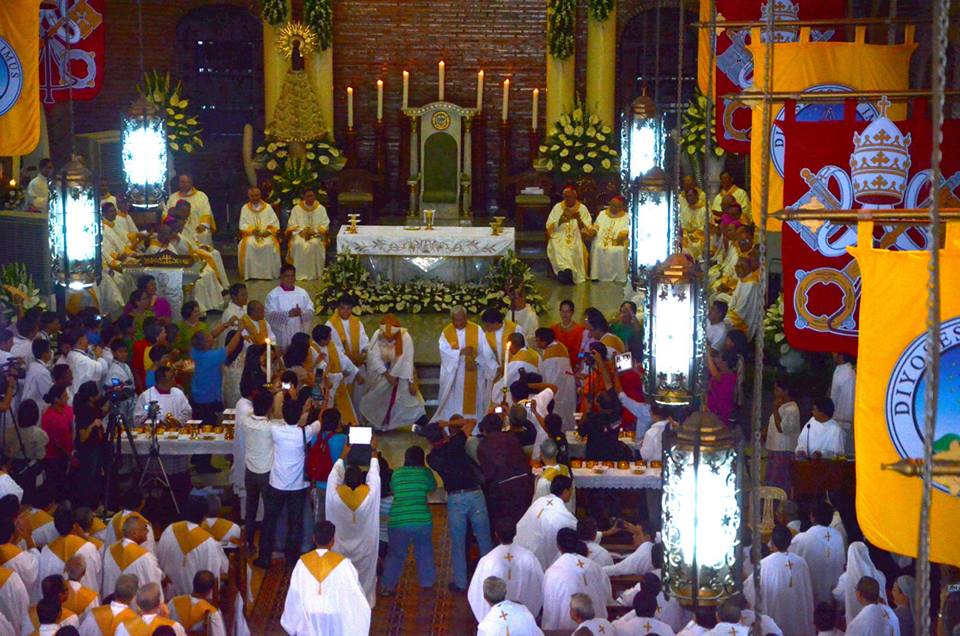 RORATE CÆLI: (UPDATED) The Bishop as the Chief Liturgical Dancer of his ...