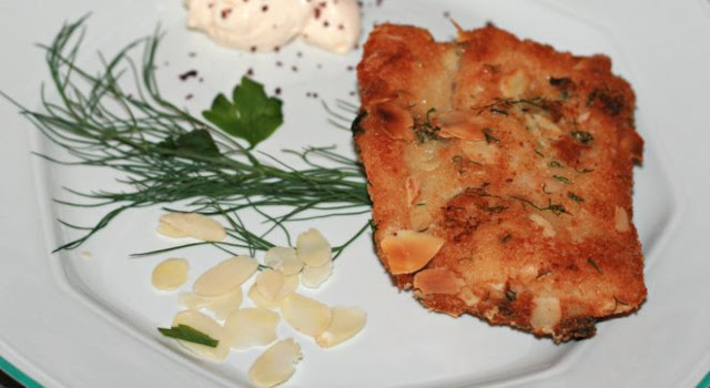 Sabor en cristal: Merluza rebozada con hierbas