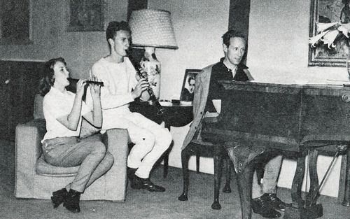 Leslie Howard: With Family - Photos