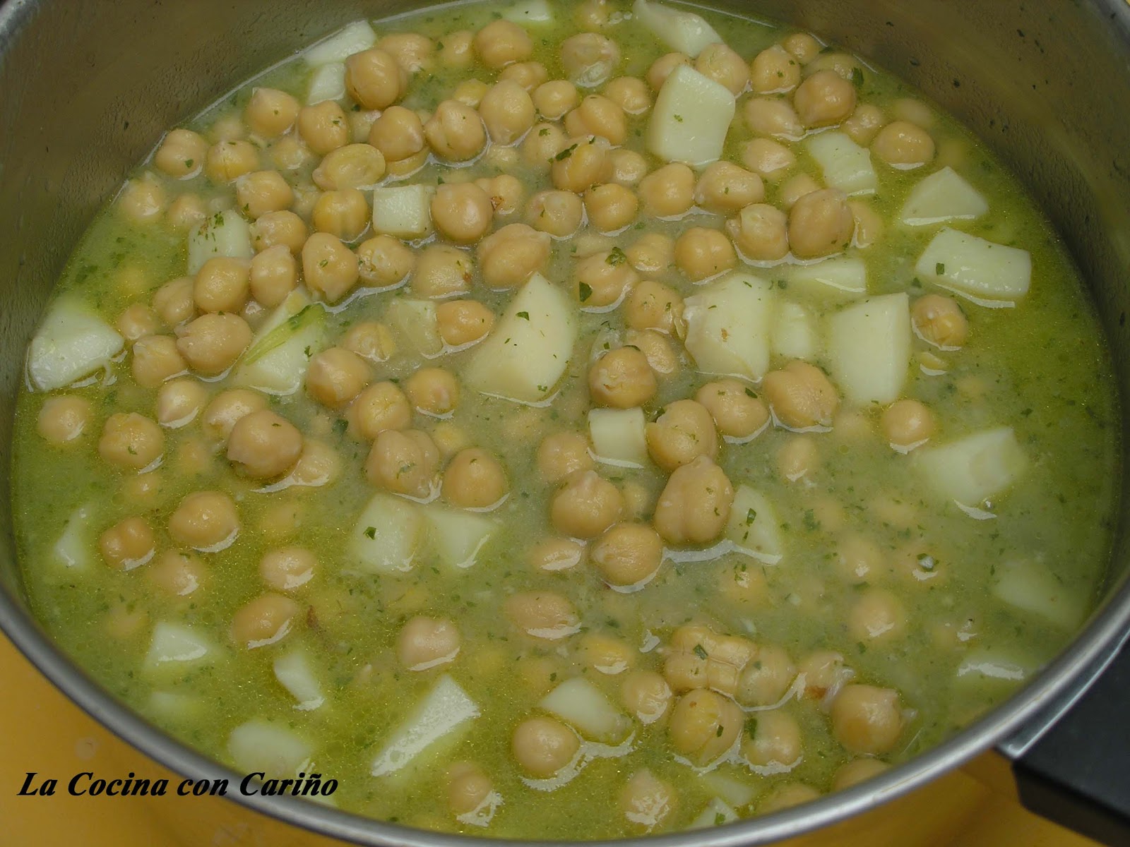 GARBANZOS CON CHOCOS EN SALSA VERDE