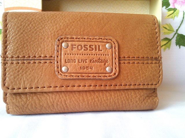BRANDED ITEM FOR LESS: New Fossil Wallet for Women