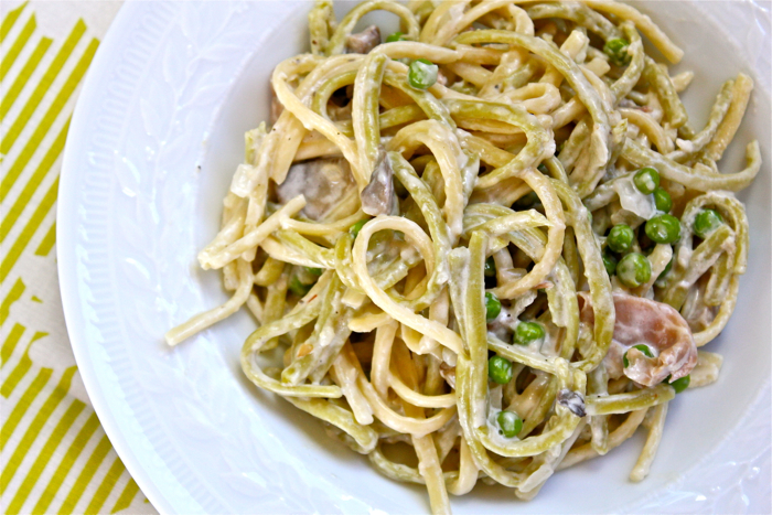 Paglia e fieno (straw and hay) pasta | Yankee Kitchen Ninja