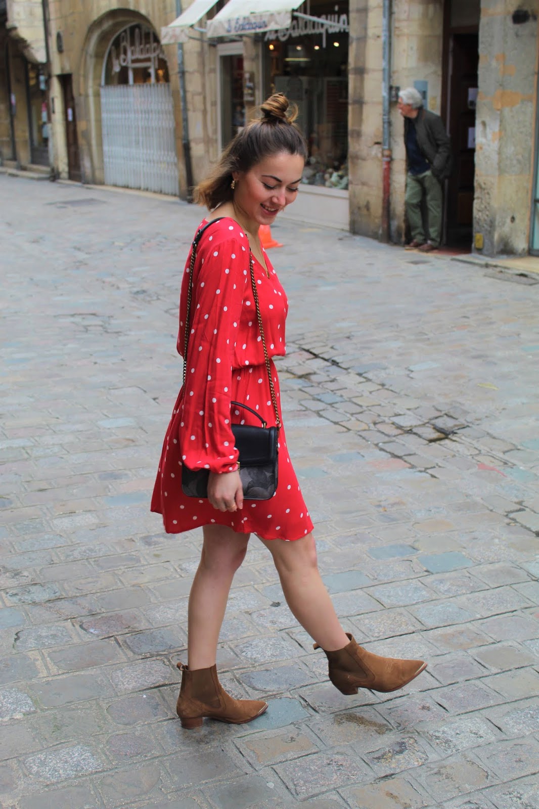 Une fille pas Parisienne: Look : du rouge, des pois & mes santiags