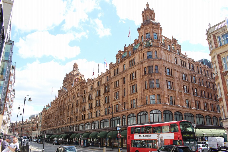 ロンドンの旅を楽しむ！: ハロッズ(Harrods) ガイドブックに観光名所としてのっているくらいのショッピングスポットです。