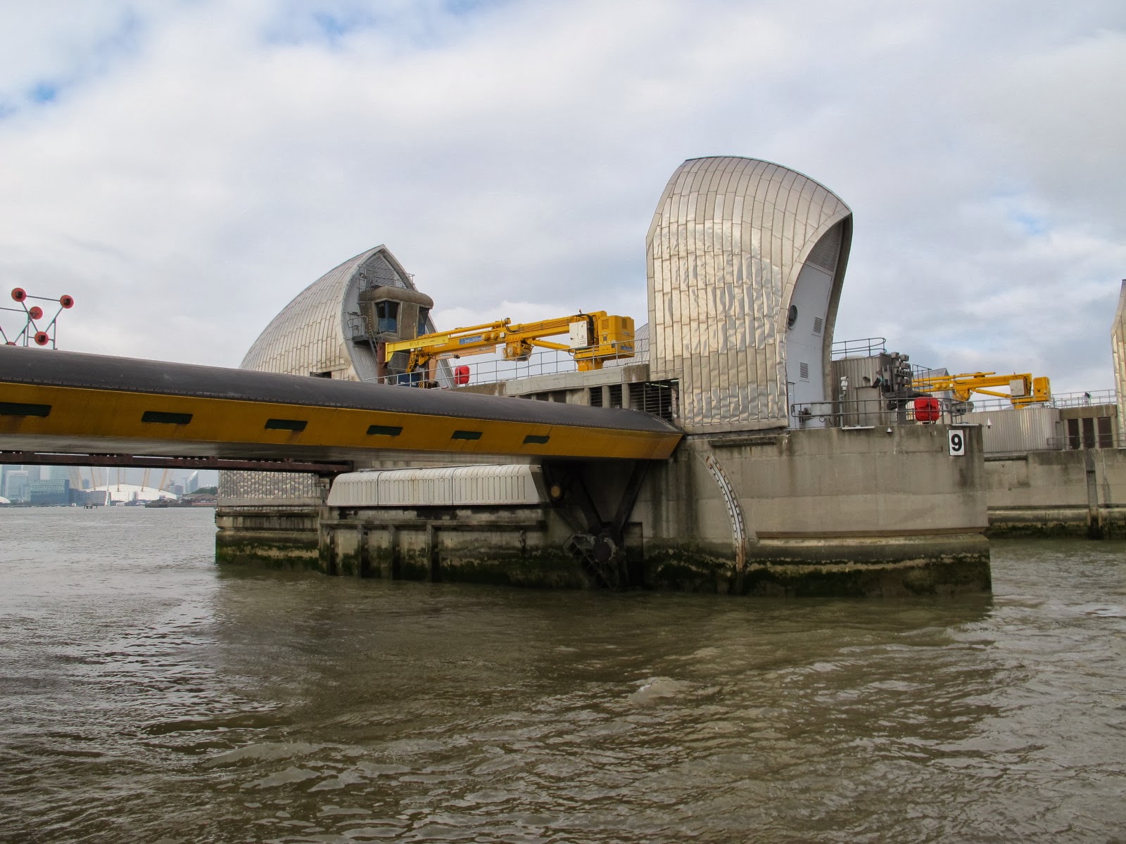 ARCHIVE.: Thames barrier - 'high wall defence' from WWZ