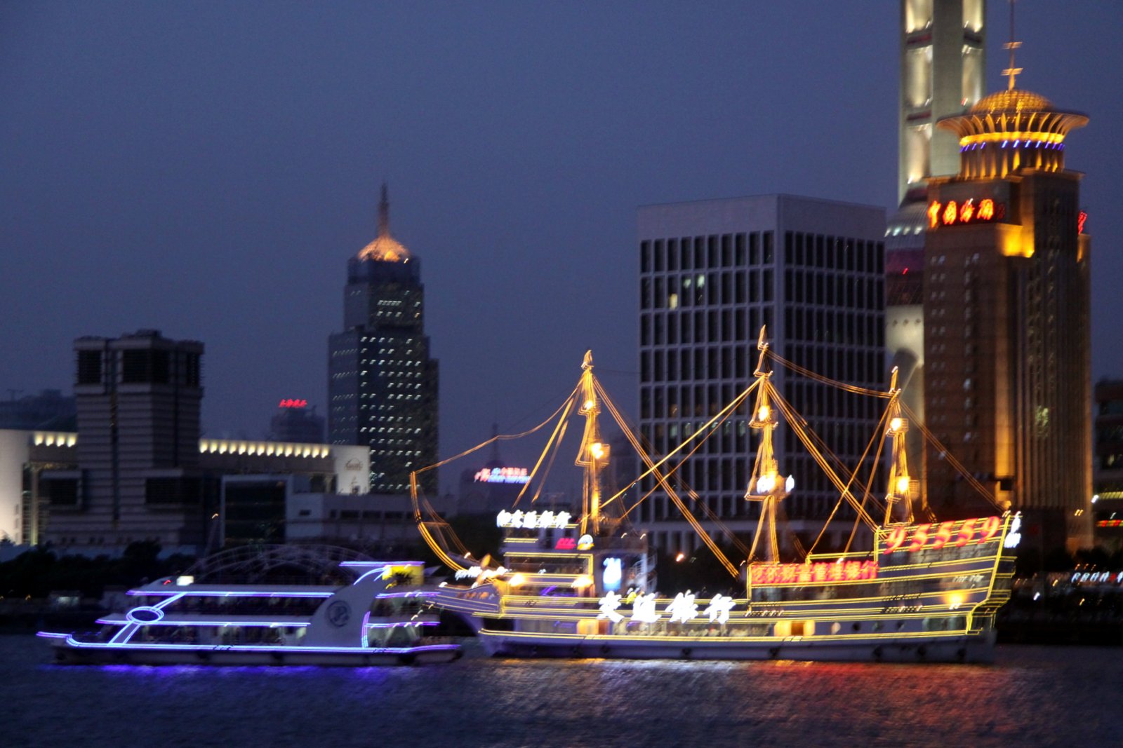 Rambling Raspberries: FERRIES AND CRUISERS ON THE HUANGPU RIVER