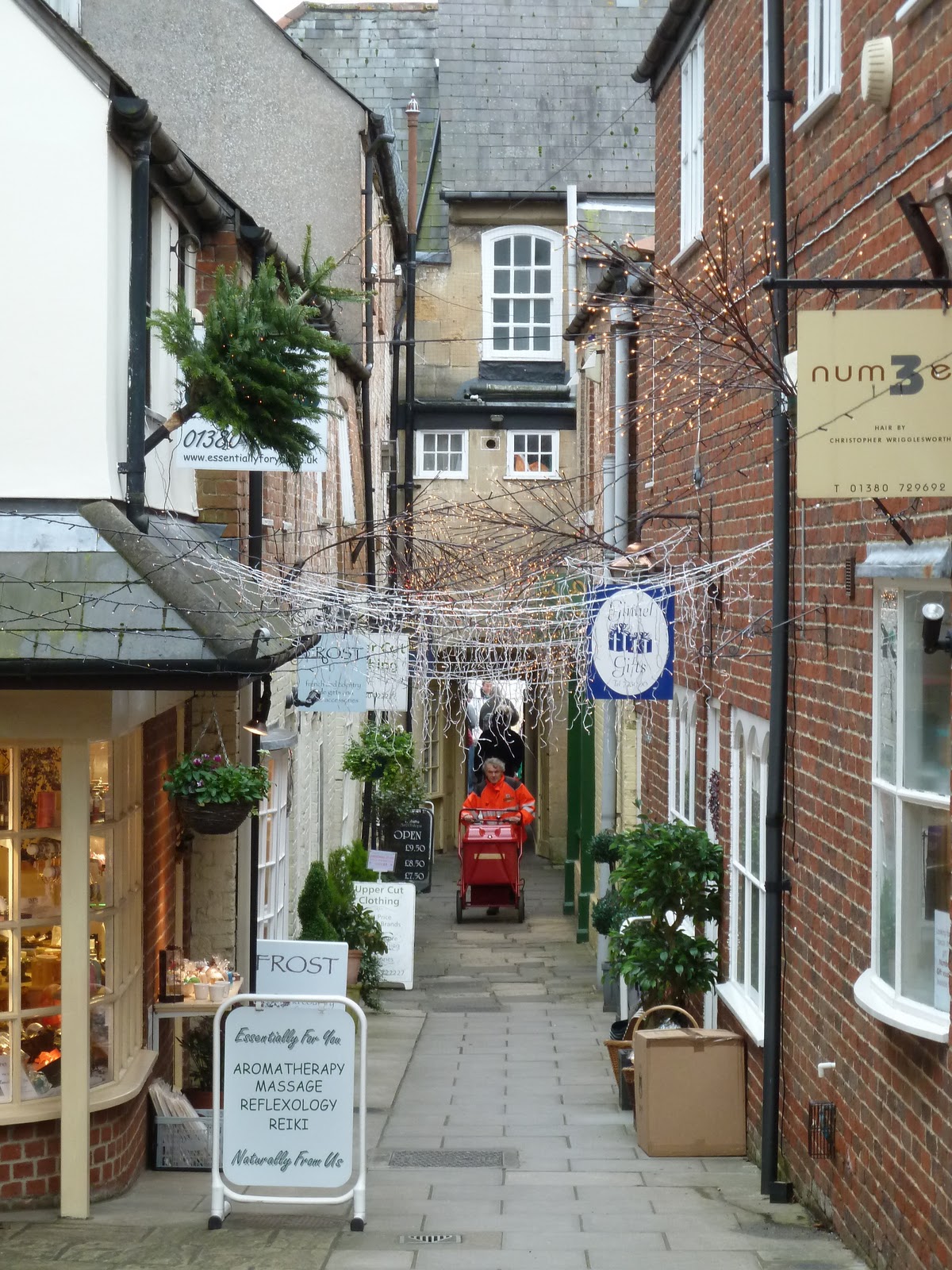 Devizes Days in Words and Pictures 2015: "The Ginnel" twixt the Market ...