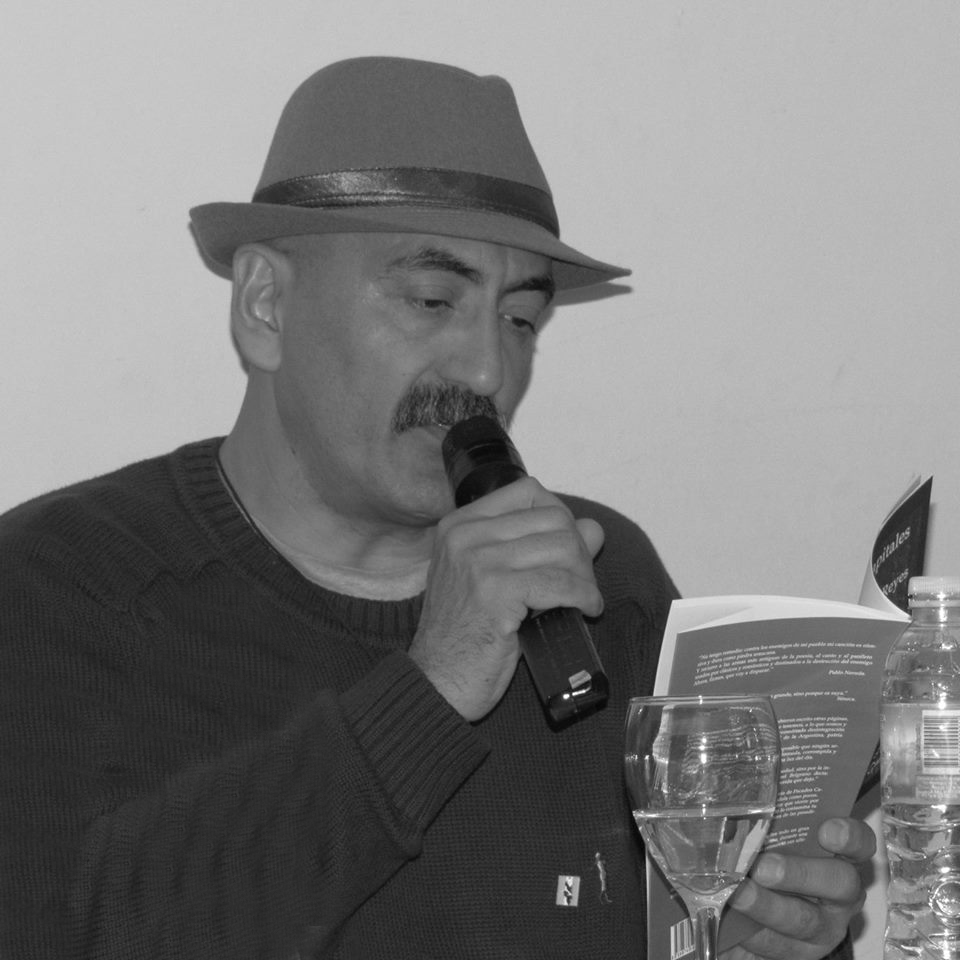 BIOGRAFIADELOSAUTORES: DANIEL REYES