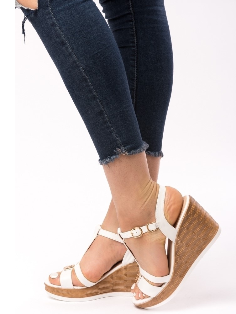 6 modele de sandale cu platforma, pret sub 100 lei