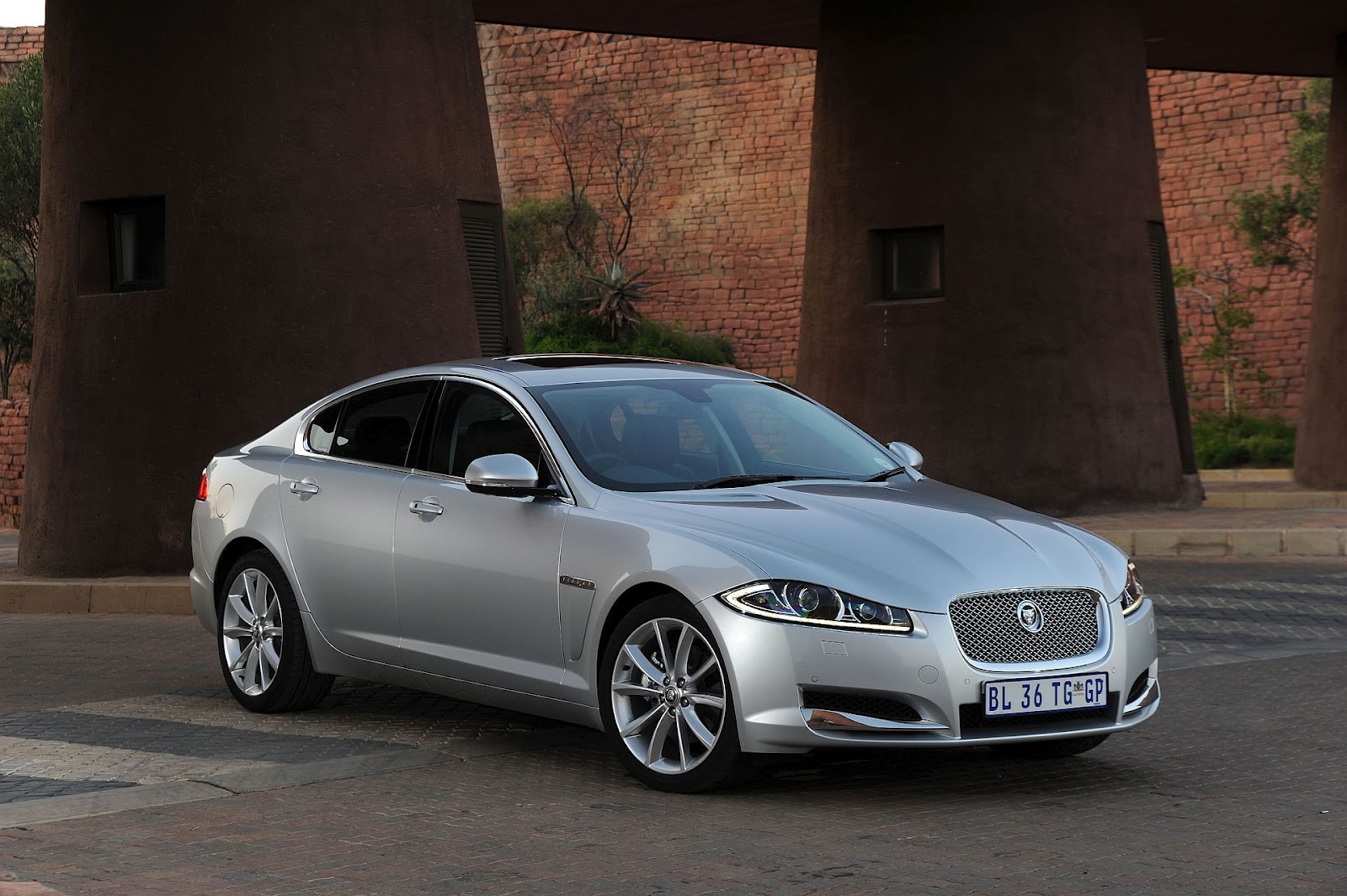 JAGUAR XF 2.2D GOES FOR RECORD DURBAN DRIVE - Awesome Cars: JAGUAR XF 2 ...