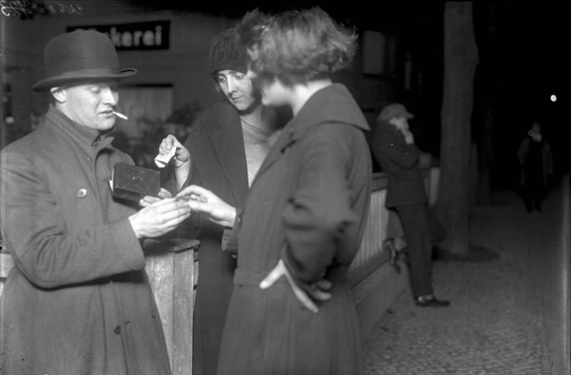 30 Vintage Photographs Captured Street Scenes of Berlin in the 1920s ...