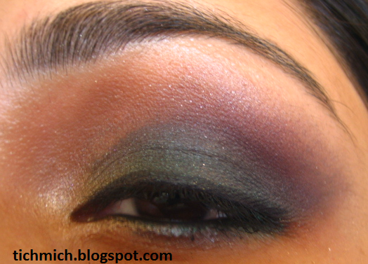 Tich mich!: Deep forest green eyes.