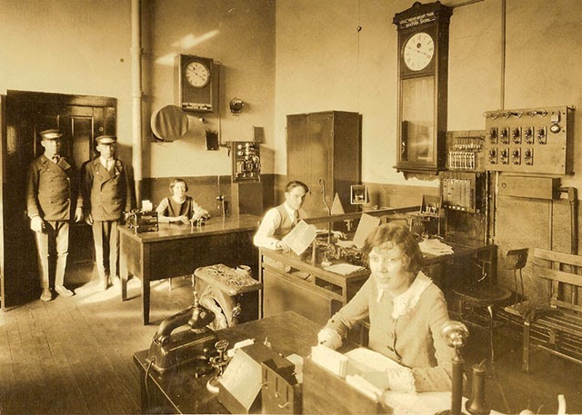 30 Vintage Photographs That Show Old Offices and People Who Were ...
