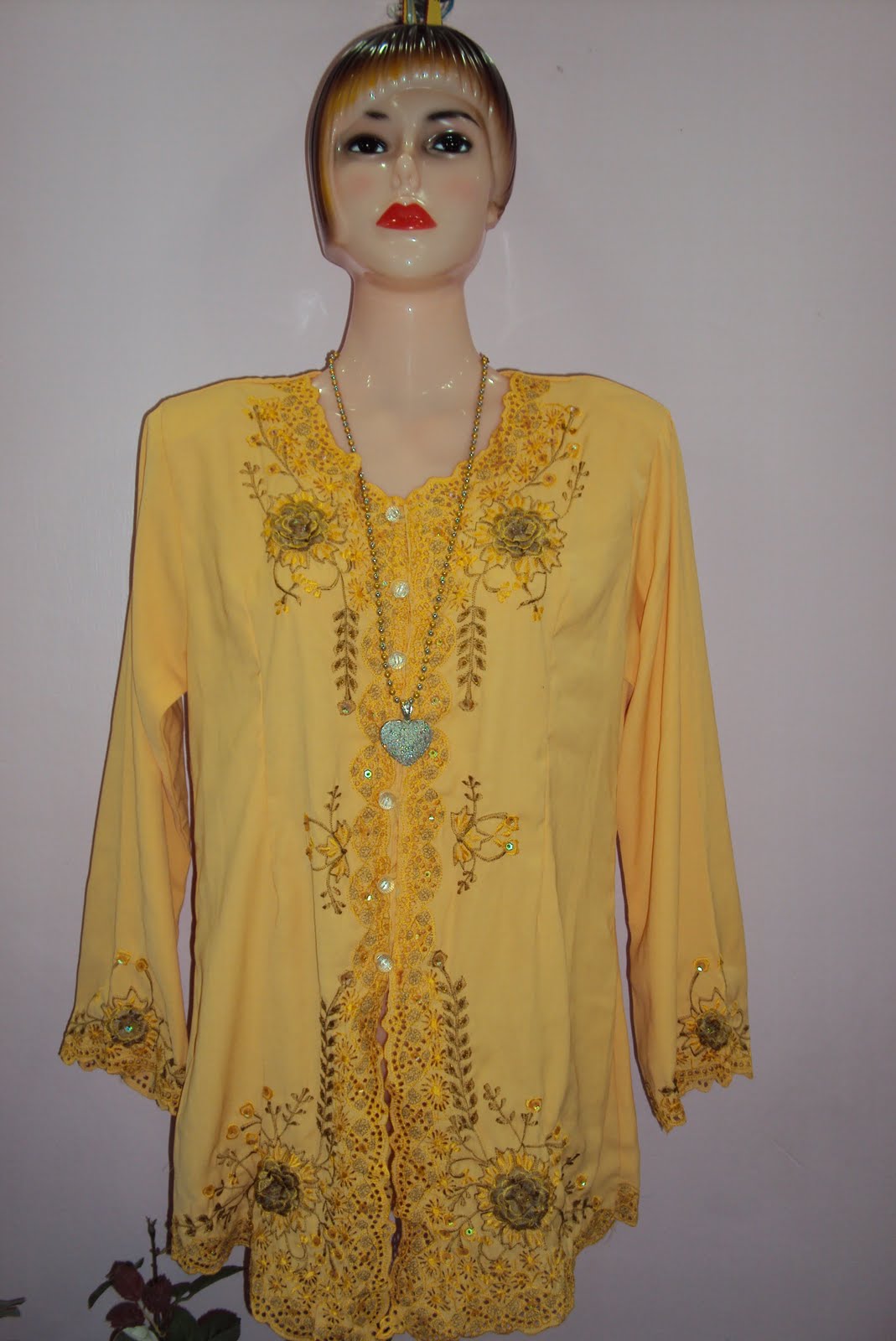 BUTIK DIEHA: BAJU KEBAYA SULAM BUNGA TIMBUL
