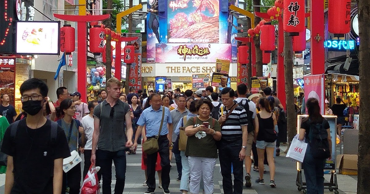 LEXICAL CROWN: DAY ONE: TAIPEI AS A TOURIST DESTINATION WITH ITS OWN CHARM