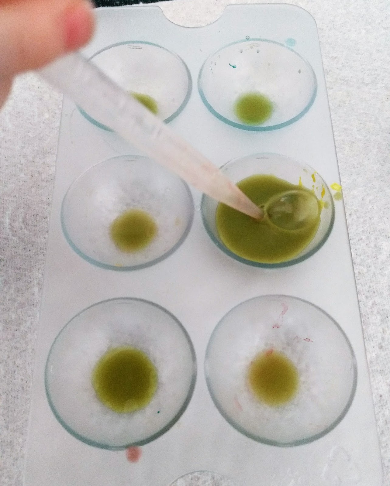 Crafting with Suzanne (& Jessica): Colour mixing with pipettes