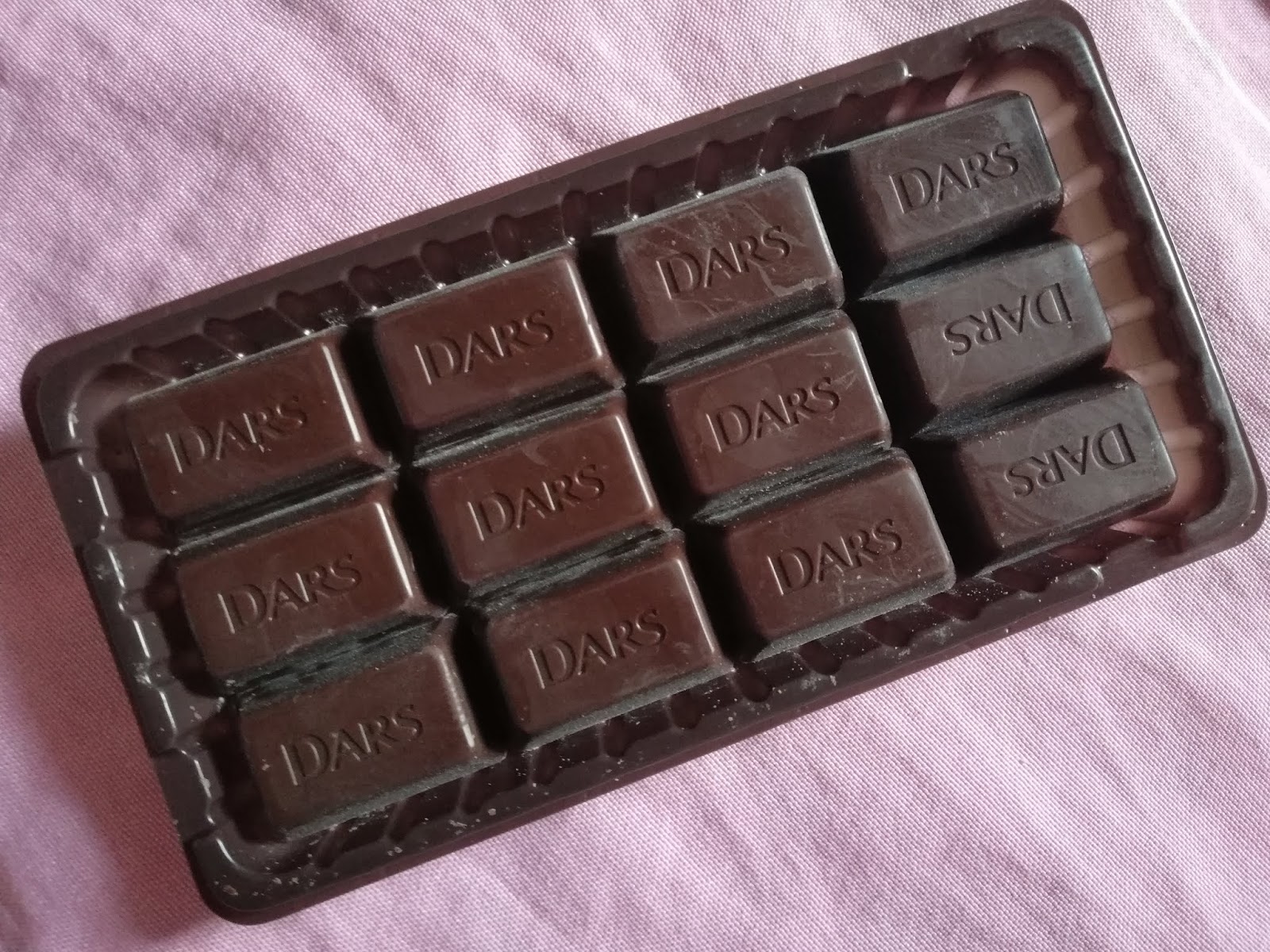 Cienanigans: MORINAGA DARS DARK CHOCOLATE