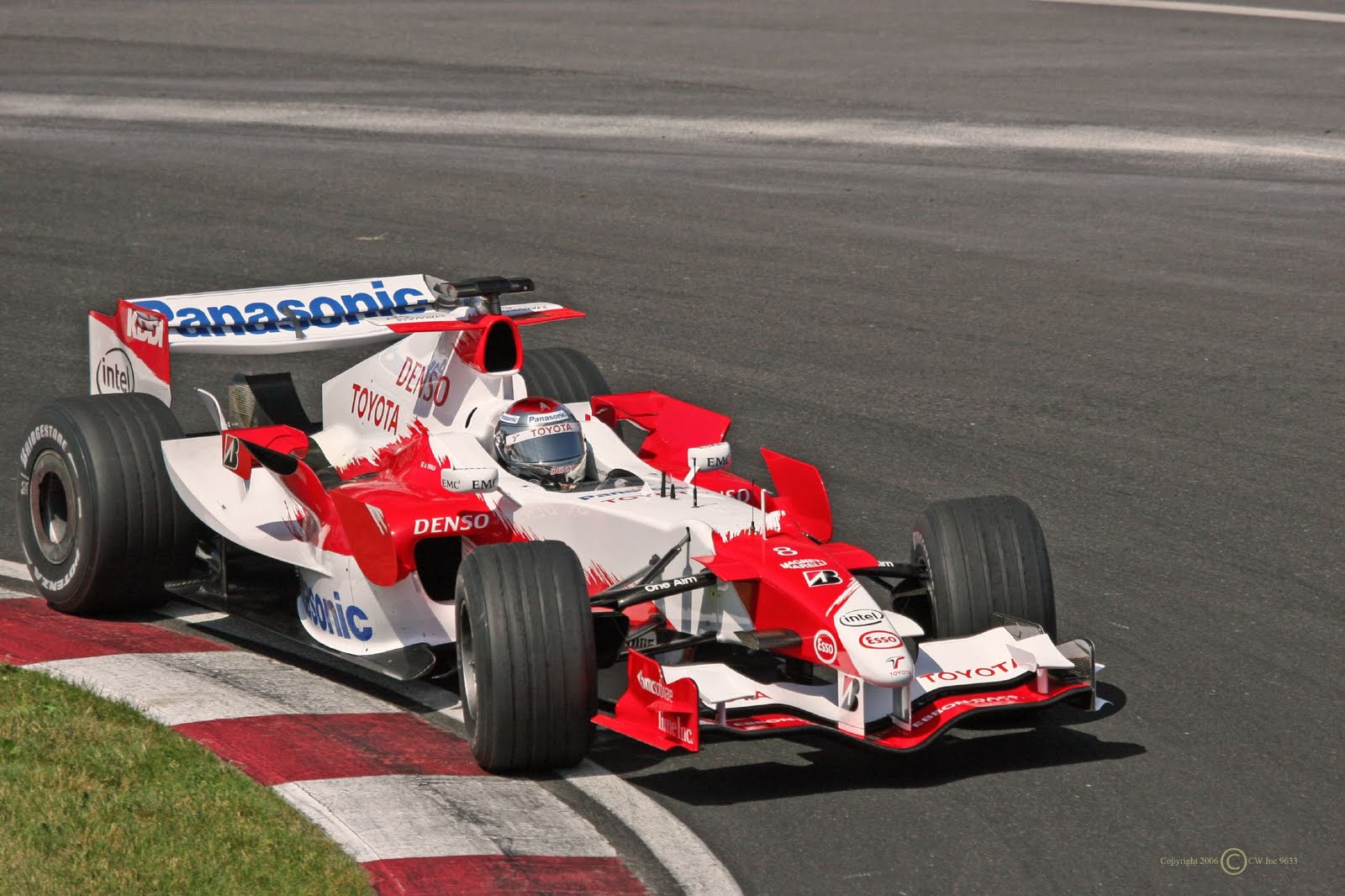 Autograph VIP: Succes 2011: Jarno Trulli, Italian Formula One racing driver