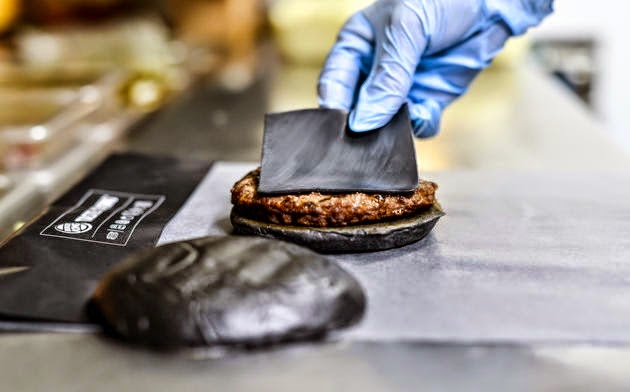 Pulpen Warna: Uniknya Burger Hitam Di Jepang