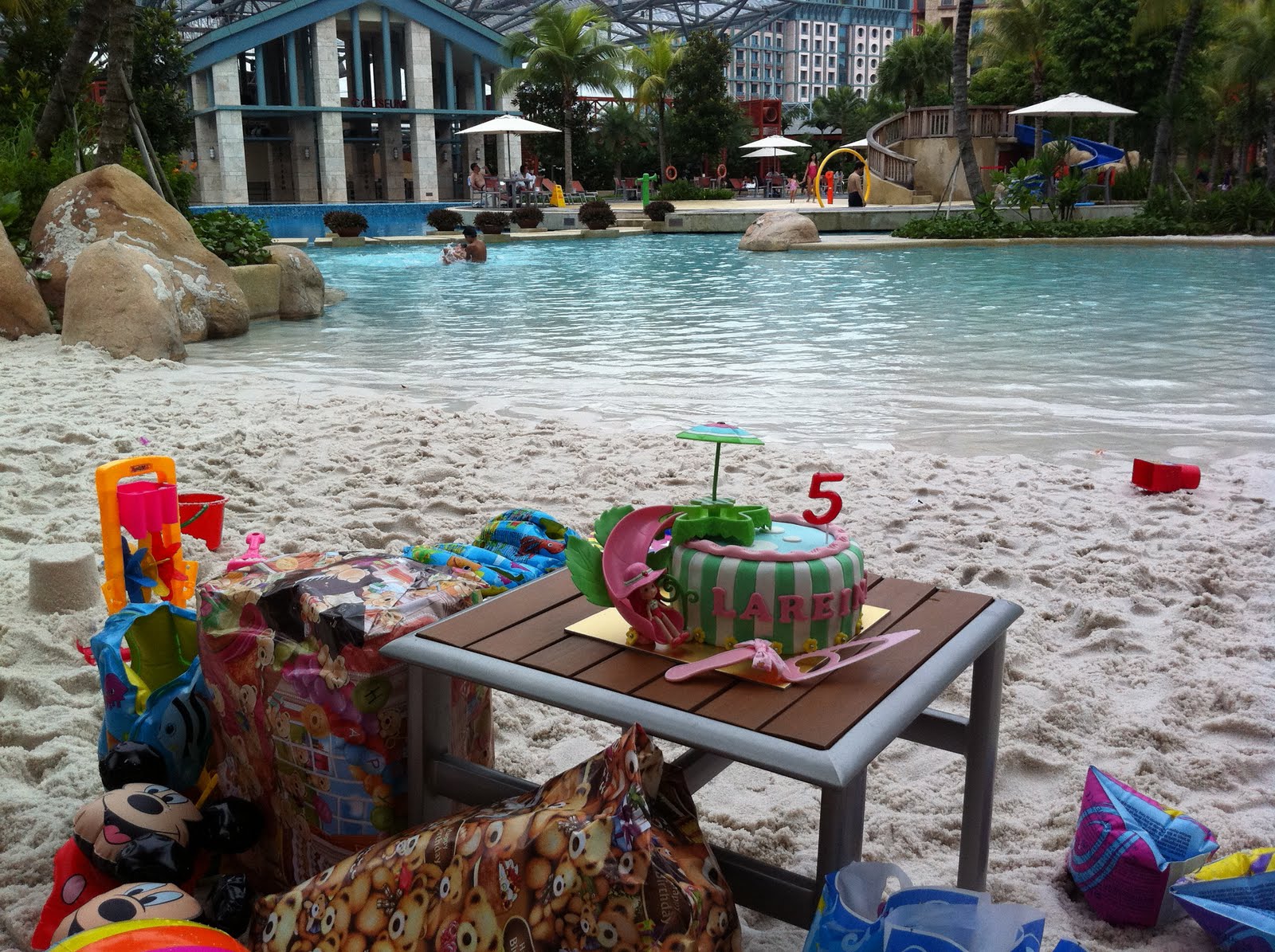 Little Sweet Tooth: Strawberry Shortcake by the pool