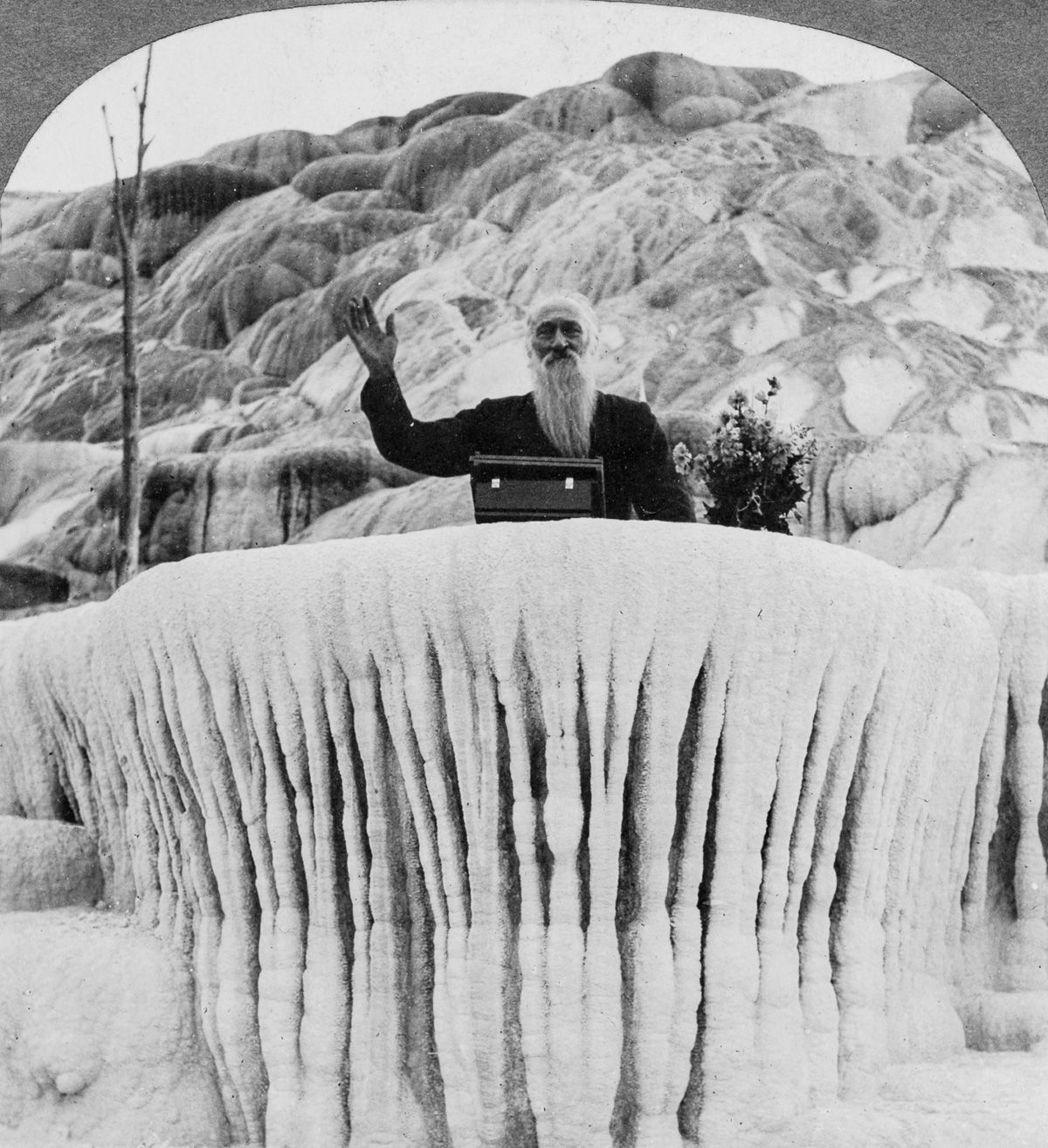 35 Amazing Historical Photographs That Capture Early Visitors to ...