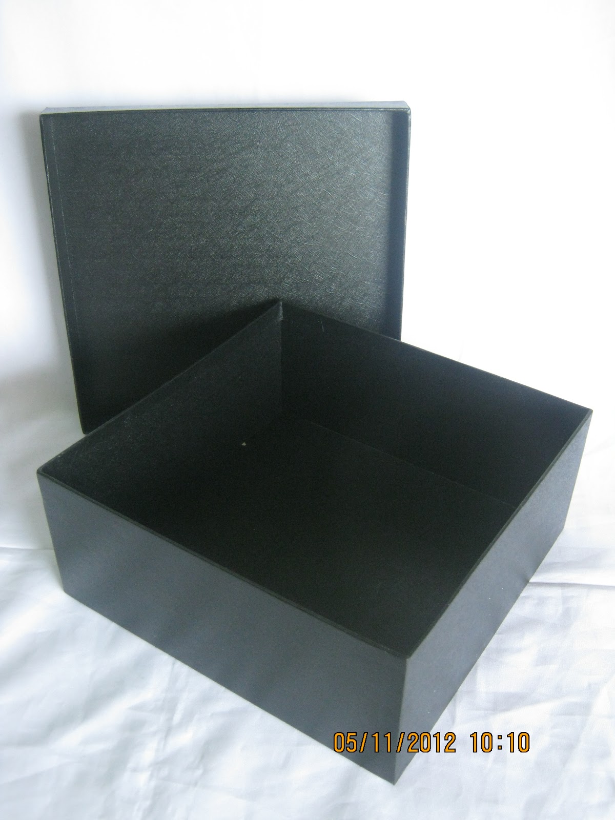 Singapore Gift Boxes: Box in black and it is square,,,
