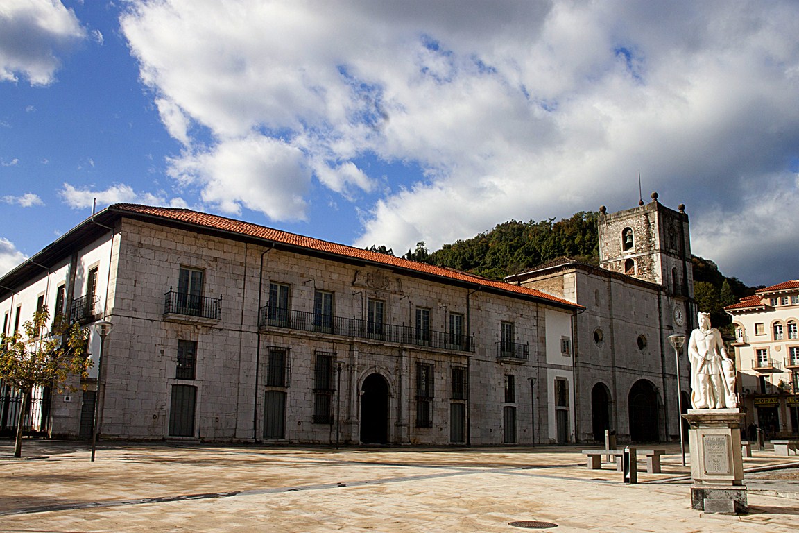 Palacio de Moutas y Colegiata de Santa María la Mayor.