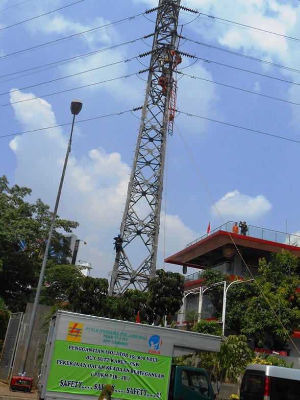 Pasukan Elite PLN Ganti Isolator Bertegangan 150.000 Volt - OG INDONESIA