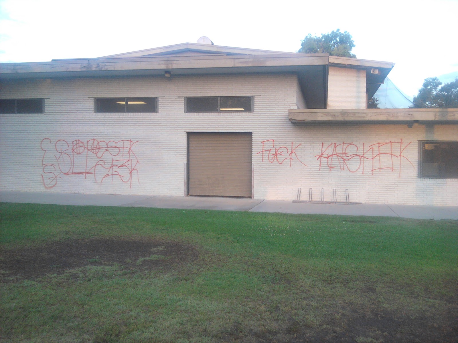 blood gangs graffiti: Scott park piru