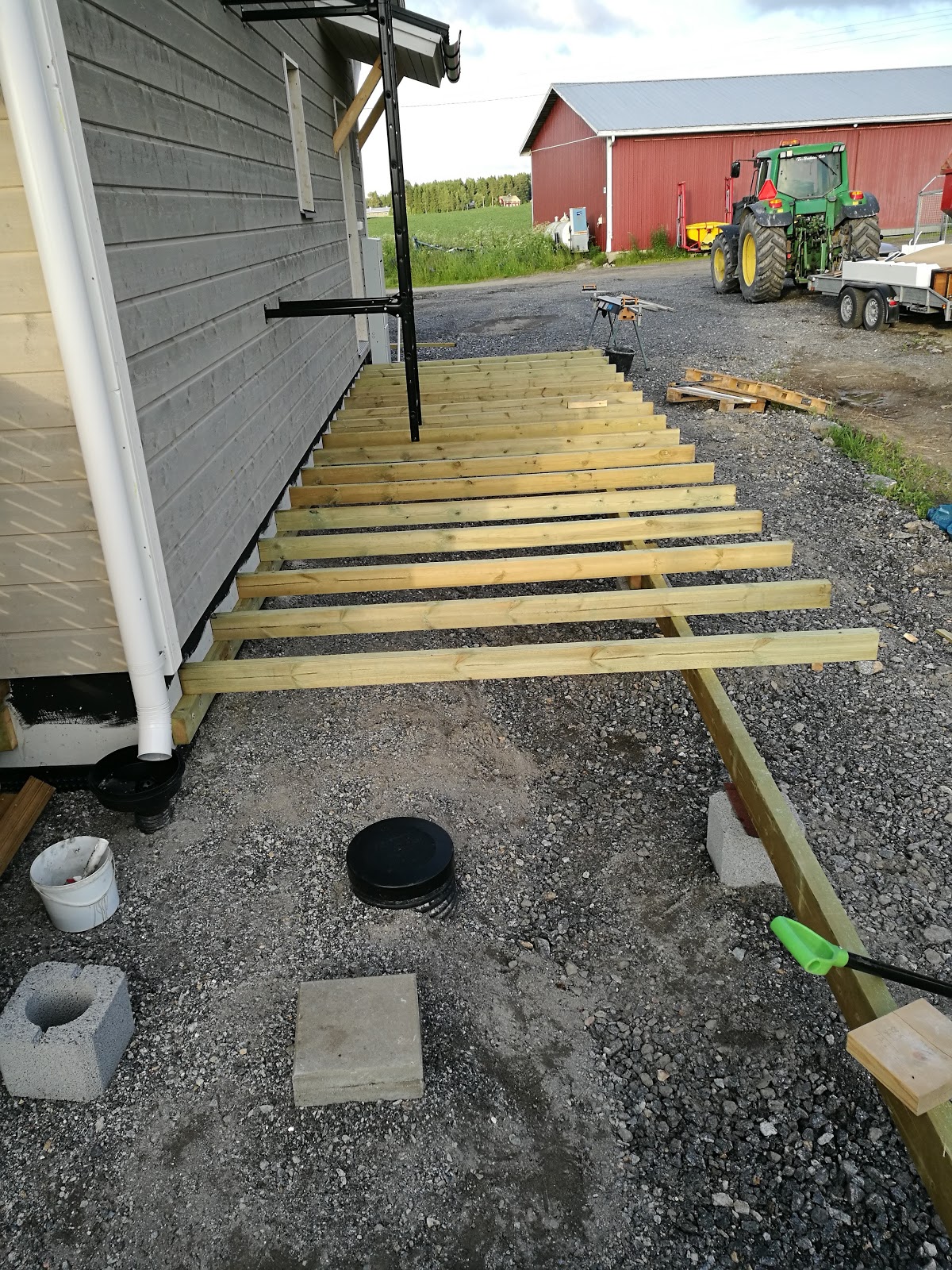 Pienisievä Sievitalo: Terassin runko